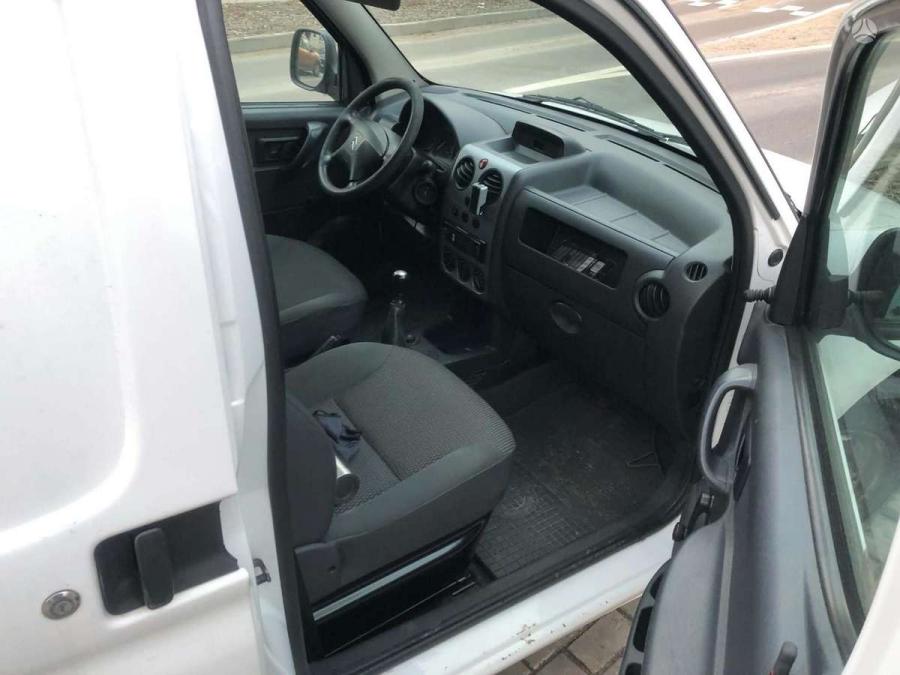 White Citroen Berlingo 2011 in Vilnius, with an engine capacity of 1.56 L and mileage of 194 thousand km for 1300 €, photo 5 on AUTOMOTO.COM.LV