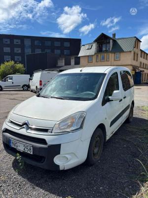 White Citroen Berlingo 2013 in Riga, with an engine capacity of 1.56 L and mileage of 338 thousand km for 1600 €, photo 8 on AUTOMOTO.COM.LV