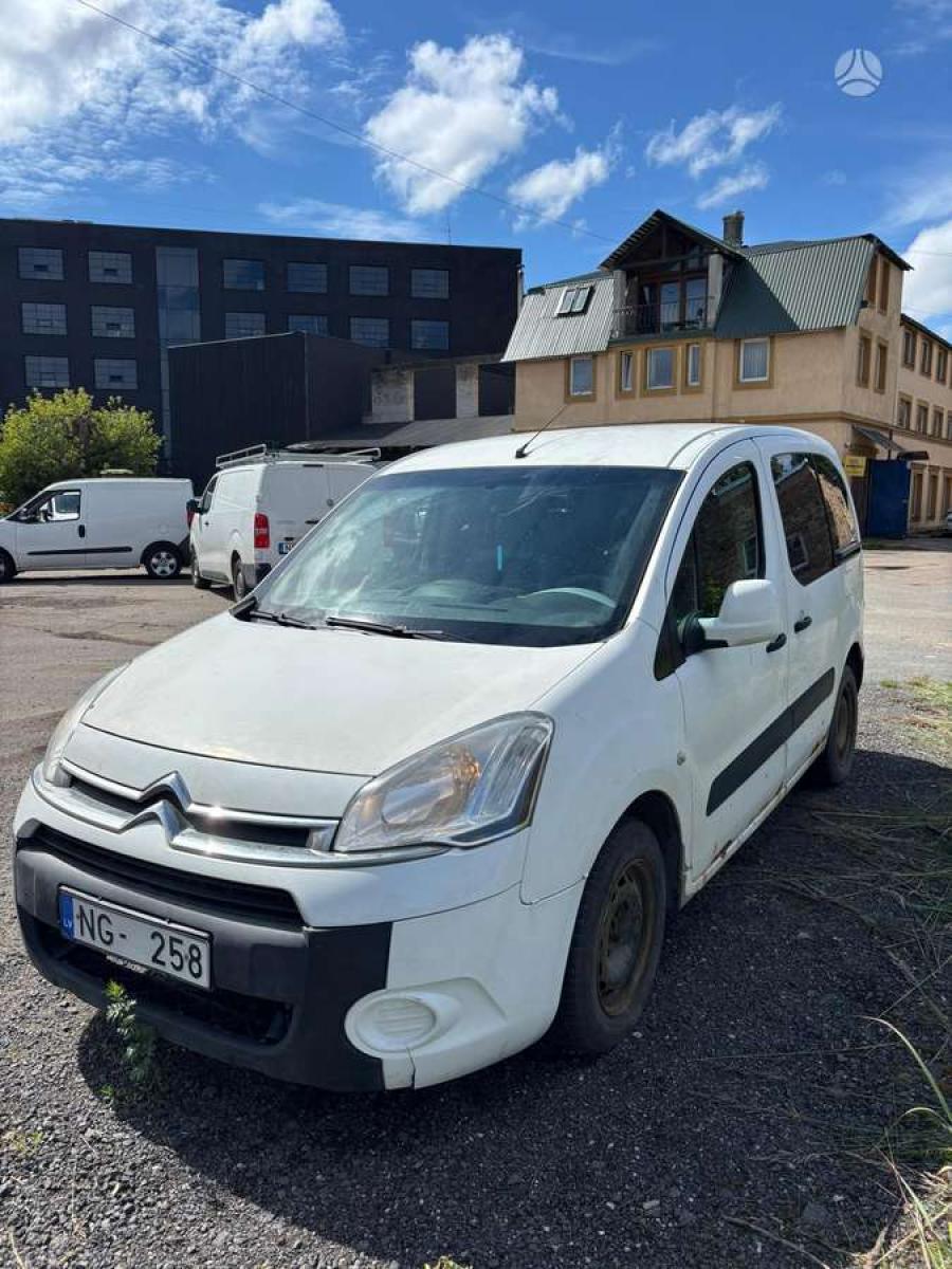 White Citroen Berlingo 2013 in Riga, with an engine capacity of 1.56 L and mileage of 338 thousand km for 1600 €, photo 8 on AUTOMOTO.COM.LV
