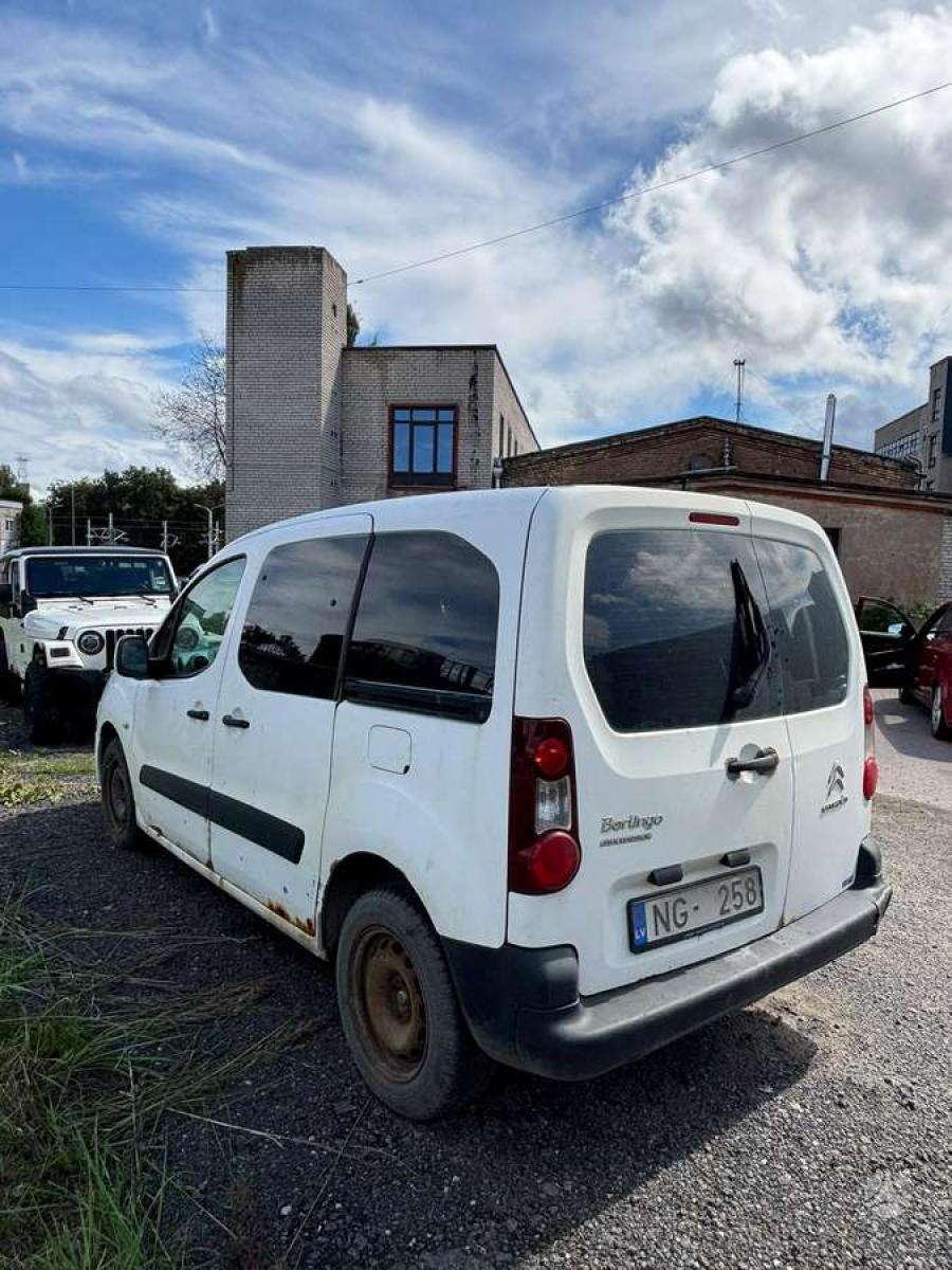 White Citroen Berlingo 2013 in Riga, with an engine capacity of 1.56 L and mileage of 338 thousand km for 1600 €, photo 10 on AUTOMOTO.COM.LV