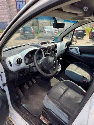 White Citroen Berlingo 2013 in Riga, with an engine capacity of 1.56 L and mileage of 338 thousand km for 1600 €, photo 11 on AUTOMOTO.COM.LV