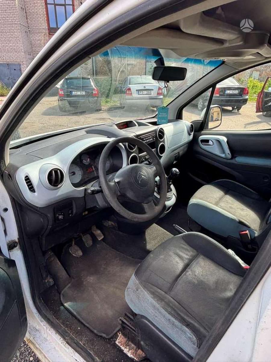 White Citroen Berlingo 2013 in Riga, with an engine capacity of 1.56 L and mileage of 338 thousand km for 1600 €, photo 11 on AUTOMOTO.COM.LV