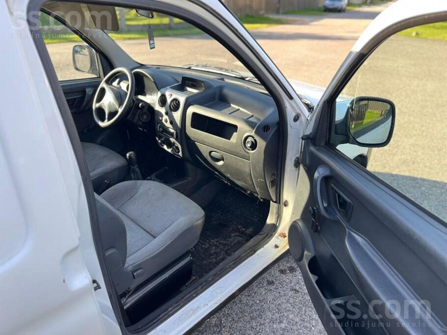 Balts Citroen Berlingo 2006 Rīga, ar dzinēja tilpumu 1.40 L un nobraukumu 205 tūkst. km par 1150 €, foto 5 vietnē AUTOMOTO.COM.LV