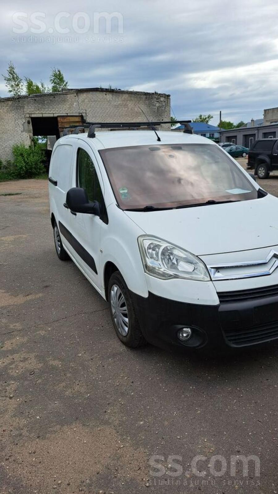 White Citroen Berlingo 2008 in Liepaja, with an engine capacity of 1.80 L and mileage of 260 thousand km for 4000 €, photo 3 on AUTOMOTO.COM.LV