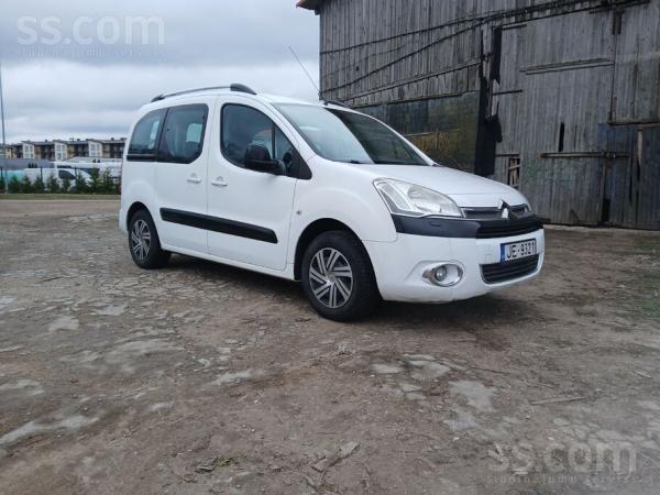 White Citroen Berlingo 2013 in Riga, with an engine capacity of 1.60 L and mileage of 85 thousand km for 3900 €, photo 3 on AUTOMOTO.COM.LV