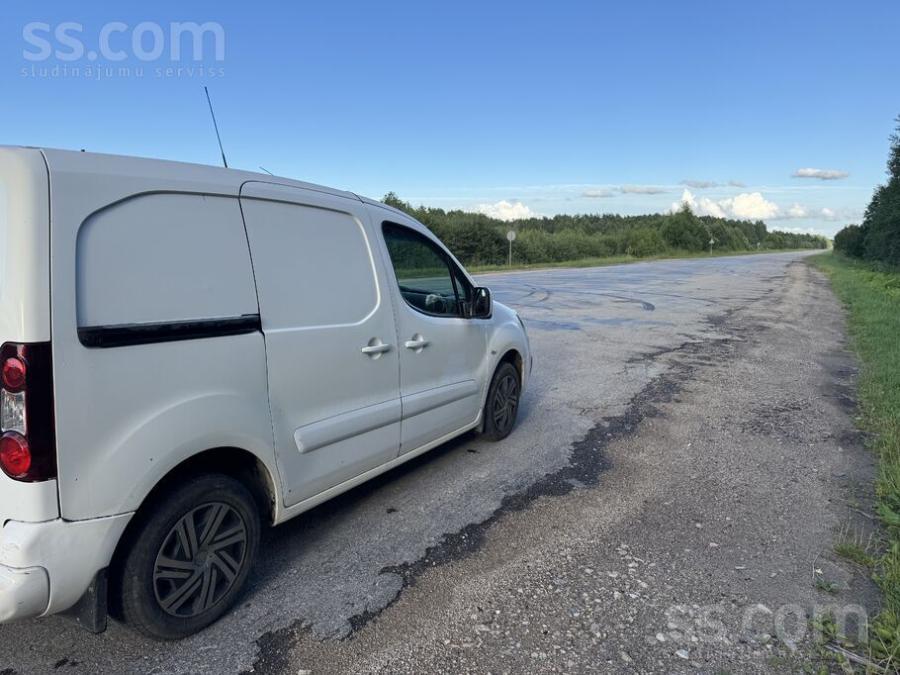 Balts Citroen Berlingo 2018 Aizkraukle, ar dzinēja tilpumu 1.60 L un nobraukumu 386 tūkst. km par 3900 €, foto 4 vietnē AUTOMOTO.COM.LV