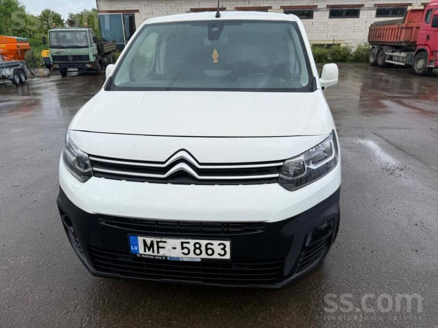 White Citroen Berlingo 2019 in Riga, with an engine capacity of 1.60 L and mileage of 216 thousand km for 6500 €, photo 1 on AUTOMOTO.COM.LV