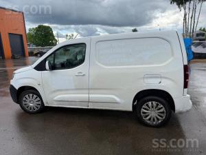 White Citroen Berlingo 2019 in Riga, with an engine capacity of 1.60 L and mileage of 216 thousand km for 6500 €, photo 3 on AUTOMOTO.COM.LV