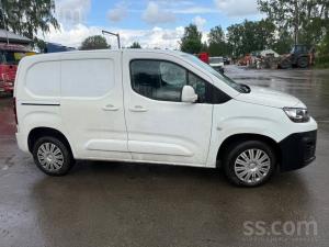 White Citroen Berlingo 2019 in Riga, with an engine capacity of 1.60 L and mileage of 216 thousand km for 6500 €, photo 4 on AUTOMOTO.COM.LV
