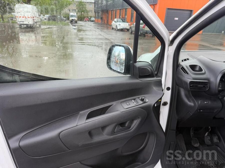 White Citroen Berlingo 2019 in Riga, with an engine capacity of 1.60 L and mileage of 216 thousand km for 6500 €, photo 10 on AUTOMOTO.COM.LV
