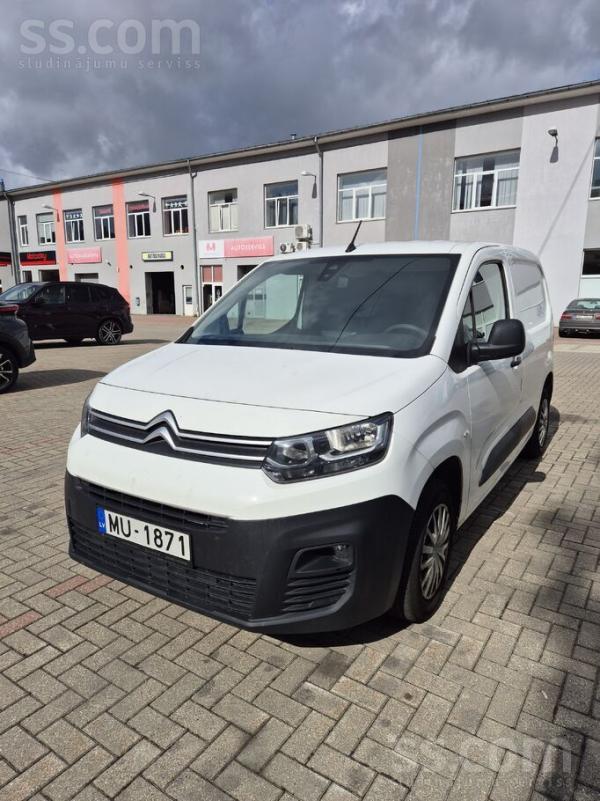 White Citroen Berlingo 2021 in Riga, with an engine capacity of 1.50 L and mileage of 150 thousand km for 7500 €, photo 1 on AUTOMOTO.COM.LV