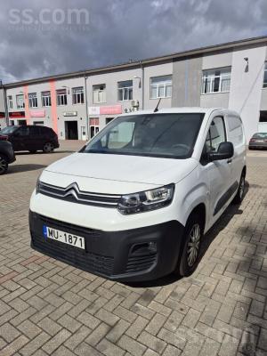 White Citroen Berlingo 2021 in Riga, with an engine capacity of 1.50 L and mileage of 150 thousand km for 7500 €, photo  on AUTOMOTO.COM.LV