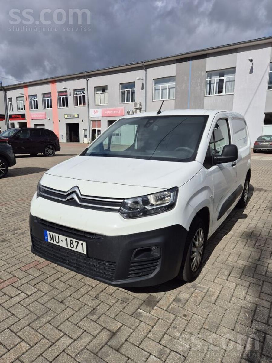 White Citroen Berlingo 2021 in Riga, with an engine capacity of 1.50 L and mileage of 150 thousand km for 7500 €, photo 1 on AUTOMOTO.COM.LV