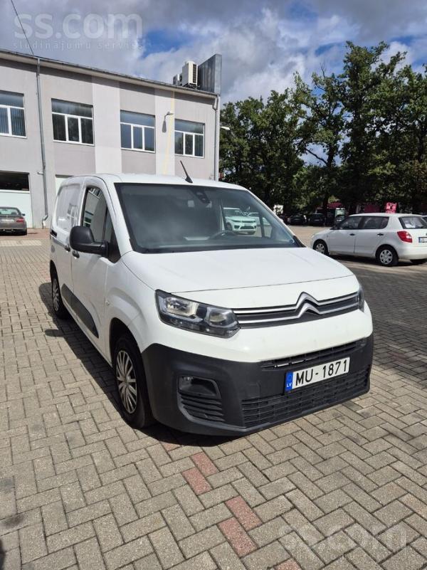 White Citroen Berlingo 2021 in Riga, with an engine capacity of 1.50 L and mileage of 150 thousand km for 7500 €, photo 3 on AUTOMOTO.COM.LV