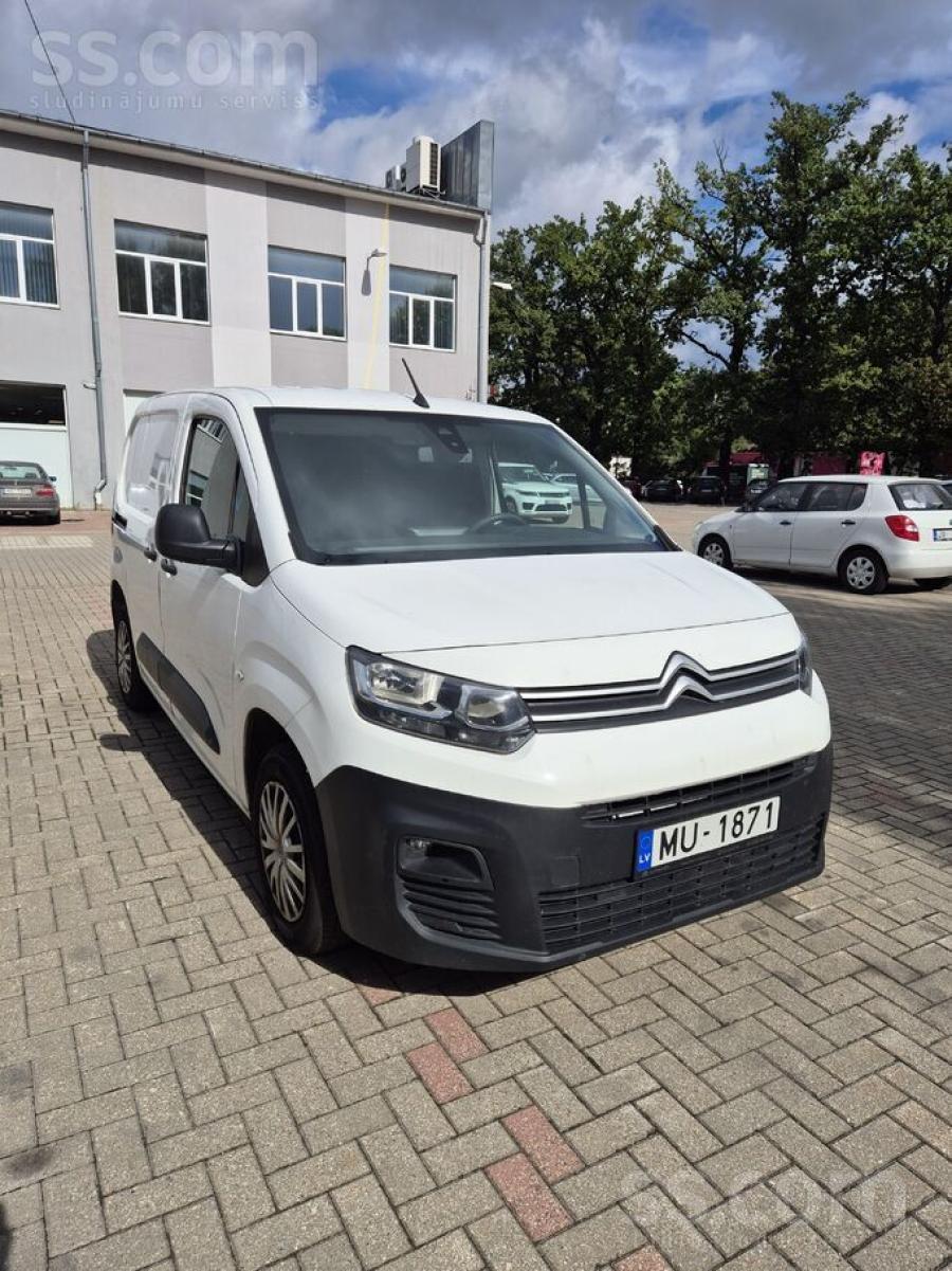 White Citroen Berlingo 2021 in Riga, with an engine capacity of 1.50 L and mileage of 150 thousand km for 7500 €, photo 3 on AUTOMOTO.COM.LV