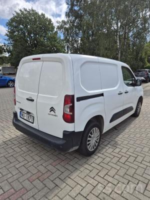 White Citroen Berlingo 2021 in Riga, with an engine capacity of 1.50 L and mileage of 150 thousand km for 7500 €, photo 4 on AUTOMOTO.COM.LV