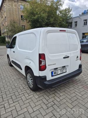 White Citroen Berlingo 2021 in Riga, with an engine capacity of 1.50 L and mileage of 150 thousand km for 7500 €, photo 5 on AUTOMOTO.COM.LV