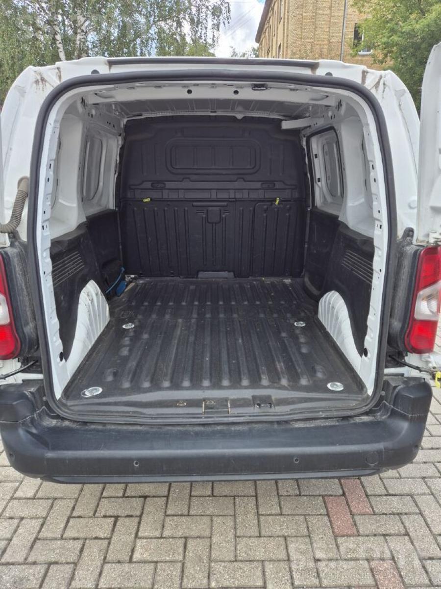 White Citroen Berlingo 2021 in Riga, with an engine capacity of 1.50 L and mileage of 150 thousand km for 7500 €, photo 6 on AUTOMOTO.COM.LV