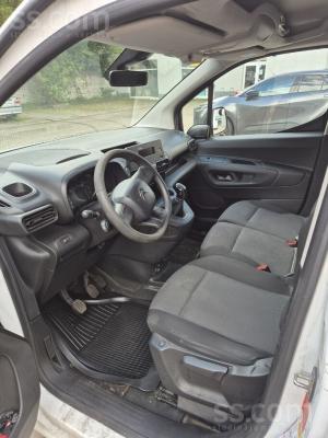 White Citroen Berlingo 2021 in Riga, with an engine capacity of 1.50 L and mileage of 150 thousand km for 7500 €, photo 7 on AUTOMOTO.COM.LV