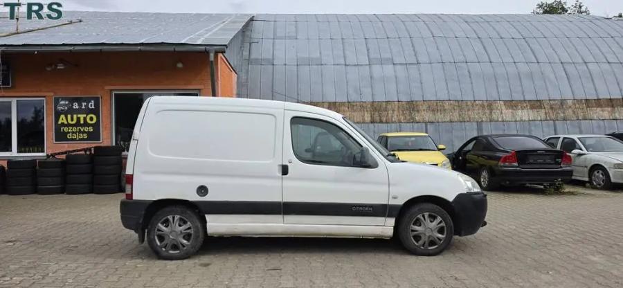 White Citroen Berlingo 2004 in Valmiera, with an engine capacity of 1.90 L and mileage of 288 thousand km for 850 €, photo 3 on AUTOMOTO.COM.LV