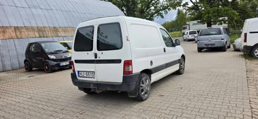 White Citroen Berlingo 2004 in Valmiera, with an engine capacity of 1.90 L and mileage of 288 thousand km for 850 €, photo 4 on AUTOMOTO.COM.LV