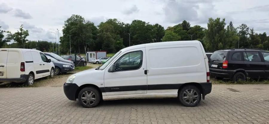 White Citroen Berlingo 2004 in Valmiera, with an engine capacity of 1.90 L and mileage of 288 thousand km for 850 €, photo 6 on AUTOMOTO.COM.LV