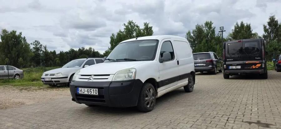 White Citroen Berlingo 2004 in Valmiera, with an engine capacity of 1.90 L and mileage of 288 thousand km for 850 €, photo 7 on AUTOMOTO.COM.LV