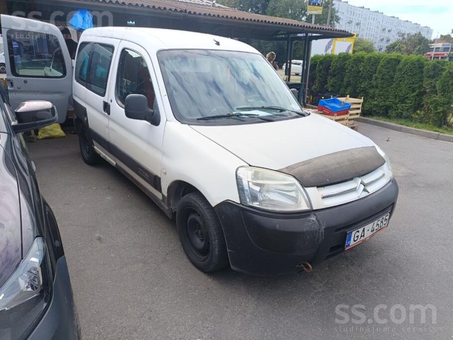 White Citroen Berlingo 2006 in Riga, with an engine capacity of 1.40 L and mileage of 398 thousand km for 350 €, photo 1 on AUTOMOTO.COM.LV