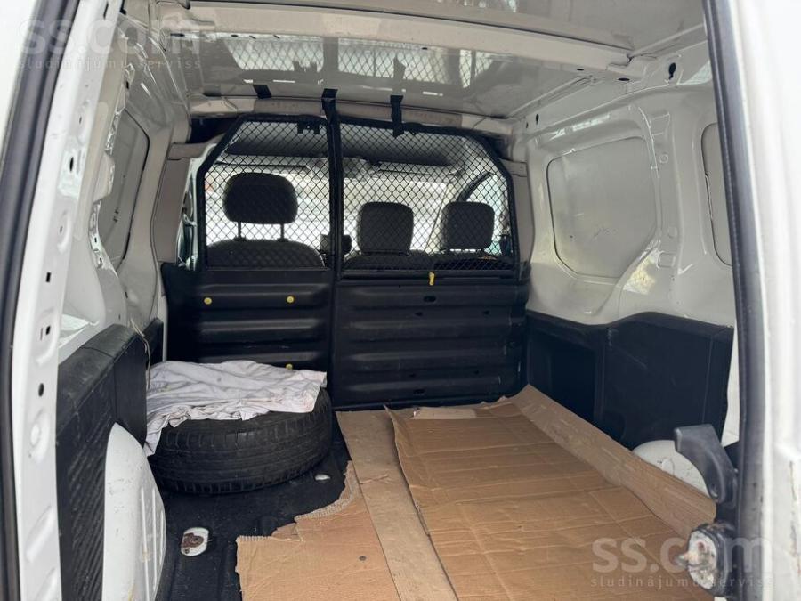 Balts Citroen Berlingo 2012 Rīga, ar dzinēja tilpumu 1.60 L un nobraukumu 208 tūkst. km par 1350 €, foto 8 vietnē AUTOMOTO.COM.LV