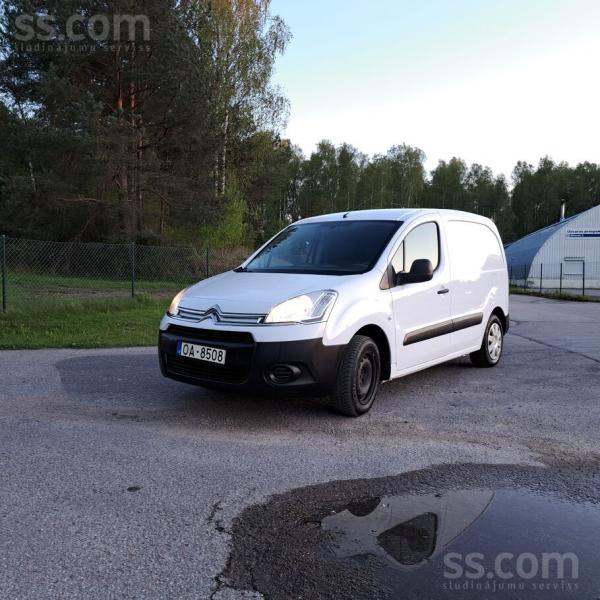 Balts Citroen Berlingo 2014 Rīga, ar dzinēja tilpumu 1.60 L un nobraukumu 165 tūkst. km par 4100 €, foto 1 vietnē AUTOMOTO.COM.LV
