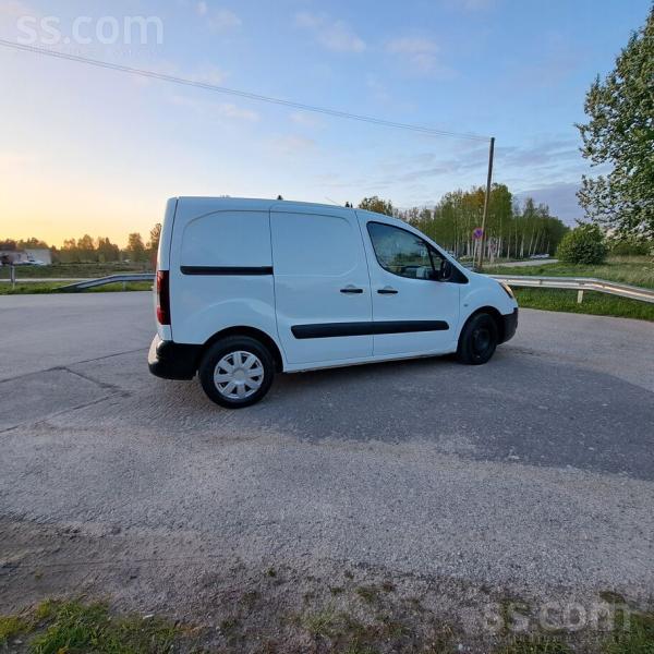 Balts Citroen Berlingo 2014 Rīga, ar dzinēja tilpumu 1.60 L un nobraukumu 165 tūkst. km par 4100 €, foto 3 vietnē AUTOMOTO.COM.LV