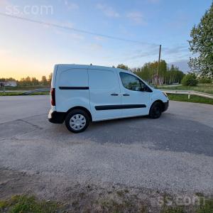 Balts Citroen Berlingo 2014 Rīga, ar dzinēja tilpumu 1.60 L un nobraukumu 165 tūkst. km par 4100 €, foto 4 vietnē AUTOMOTO.COM.LV
