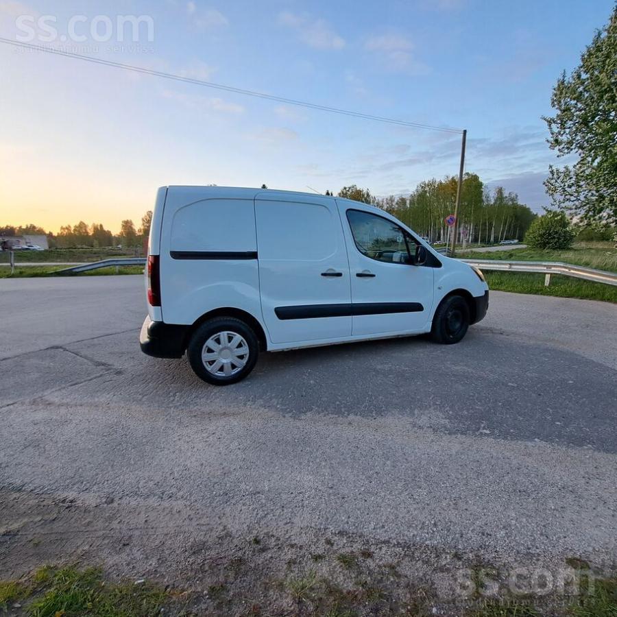 Balts Citroen Berlingo 2014 Rīga, ar dzinēja tilpumu 1.60 L un nobraukumu 165 tūkst. km par 4100 €, foto 4 vietnē AUTOMOTO.COM.LV