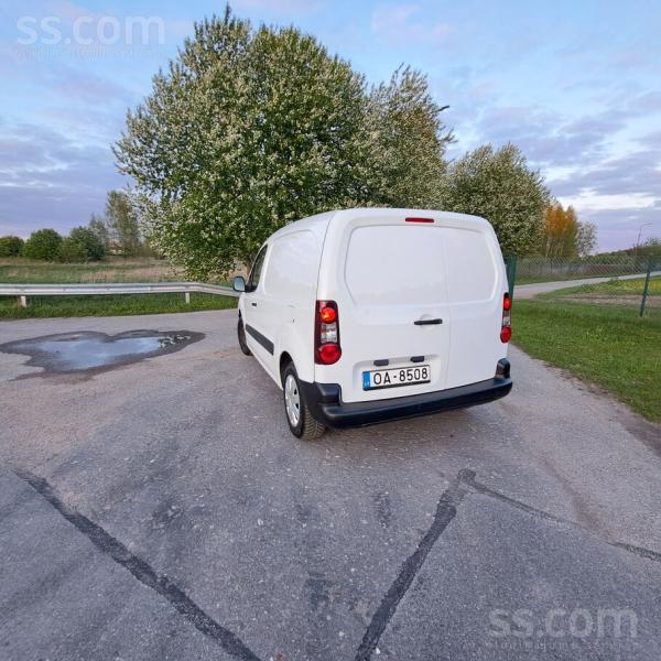 Balts Citroen Berlingo 2014 Rīga, ar dzinēja tilpumu 1.60 L un nobraukumu 165 tūkst. km par 4100 €, foto 4 vietnē AUTOMOTO.COM.LV