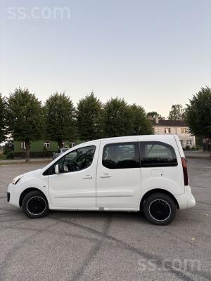 White Citroen Berlingo 2015 in Riga, with an engine capacity of 1.60 L and mileage of 183 thousand km for 4200 €, photo 6 on AUTOMOTO.COM.LV