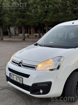 White Citroen Berlingo 2015 in Riga, with an engine capacity of 1.60 L and mileage of 183 thousand km for 4200 €, photo 8 on AUTOMOTO.COM.LV