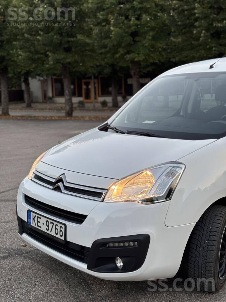 White Citroen Berlingo 2015 in Riga, with an engine capacity of 1.60 L and mileage of 183 thousand km for 4200 €, photo 8 on AUTOMOTO.COM.LV