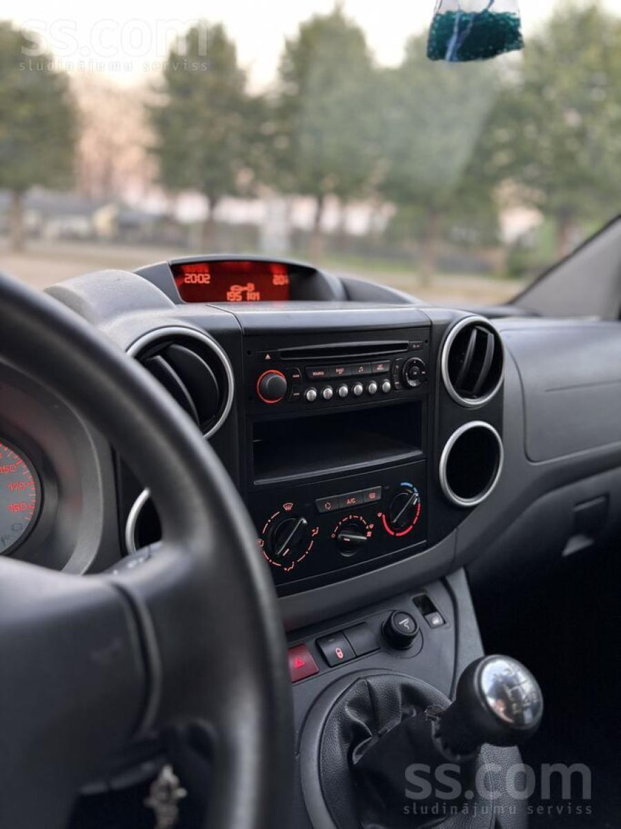 White Citroen Berlingo 2015 in Riga, with an engine capacity of 1.60 L and mileage of 183 thousand km for 4200 €, photo 11 on AUTOMOTO.COM.LV