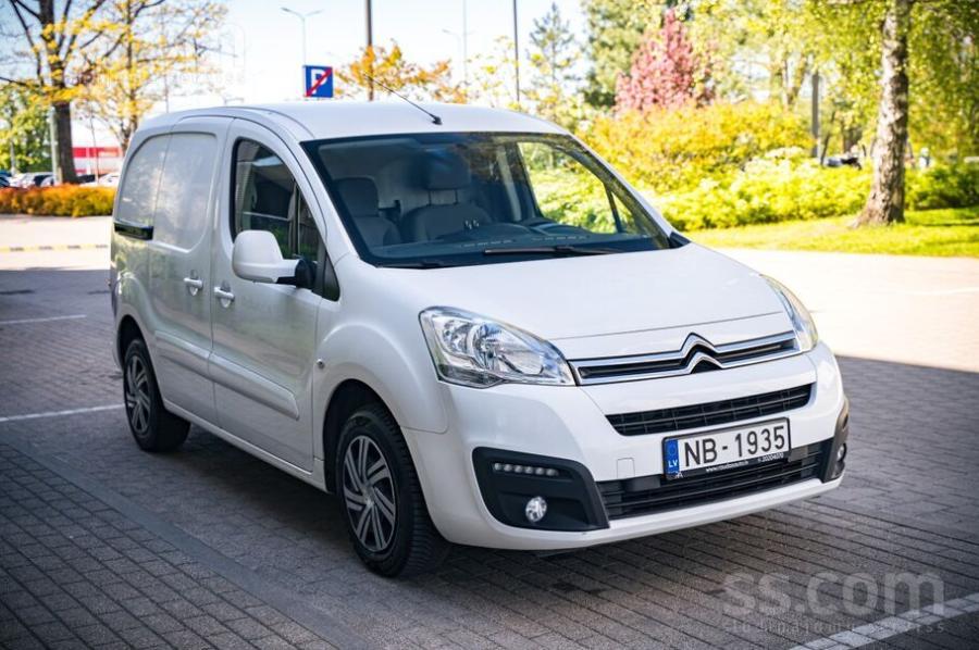 Balts Citroen Berlingo 2016 Rīga, ar dzinēja tilpumu 1.60 L un nobraukumu 117 tūkst. km par 7700 €, foto 3 vietnē AUTOMOTO.COM.LV