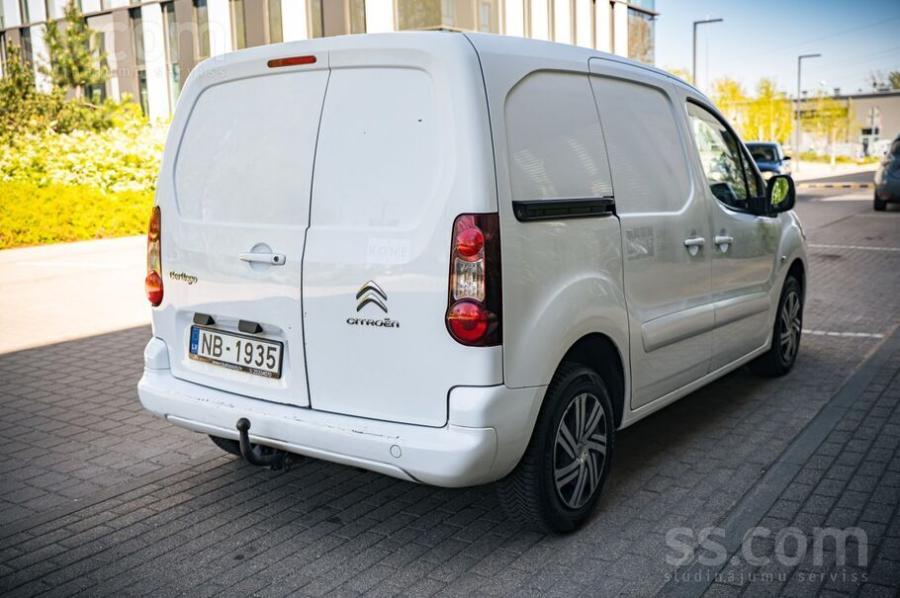 Balts Citroen Berlingo 2016 Rīga, ar dzinēja tilpumu 1.60 L un nobraukumu 117 tūkst. km par 7700 €, foto 4 vietnē AUTOMOTO.COM.LV