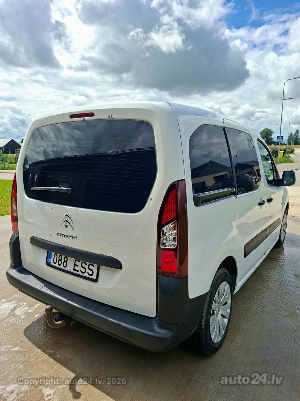 White Citroen Berlingo 2016 in Tallinn, with an engine capacity of 1.60 L and mileage of 330 thousand km for 3250 €, photo 4 on AUTOMOTO.COM.LV