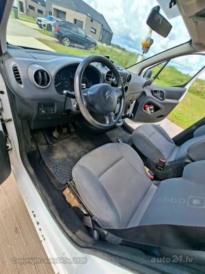 Balts Citroen Berlingo 2016 Tallina, ar dzinēja tilpumu 1.60 L un nobraukumu 330 tūkst. km par 3250 €, foto 12 vietnē AUTOMOTO.COM.LV