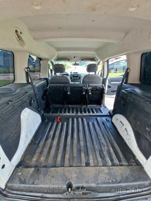 Balts Citroen Berlingo 2016 Tallina, ar dzinēja tilpumu 1.60 L un nobraukumu 330 tūkst. km par 3250 €, foto 13 vietnē AUTOMOTO.COM.LV