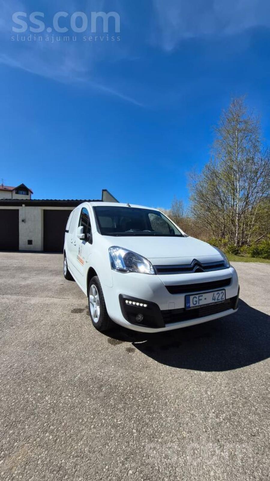 White Citroen Berlingo 2017 in Riga, with an engine capacity of 1.50 L and mileage of 105 thousand km for 7300 €, photo 1 on AUTOMOTO.COM.LV