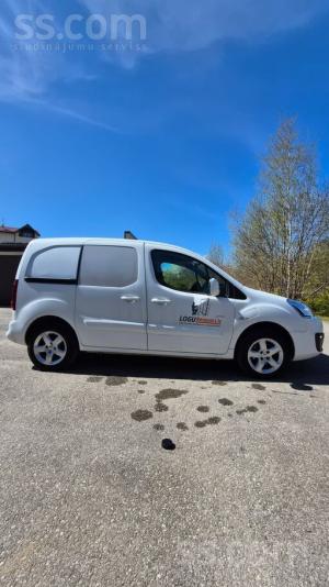 White Citroen Berlingo 2017 in Riga, with an engine capacity of 1.50 L and mileage of 105 thousand km for 7300 €, photo 4 on AUTOMOTO.COM.LV