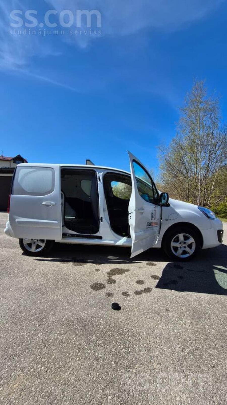 White Citroen Berlingo 2017 in Riga, with an engine capacity of 1.50 L and mileage of 105 thousand km for 7300 €, photo 5 on AUTOMOTO.COM.LV