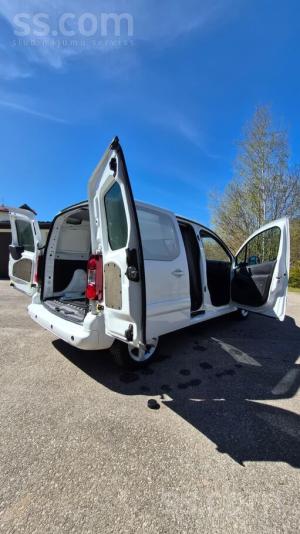 White Citroen Berlingo 2017 in Riga, with an engine capacity of 1.50 L and mileage of 105 thousand km for 7300 €, photo 7 on AUTOMOTO.COM.LV