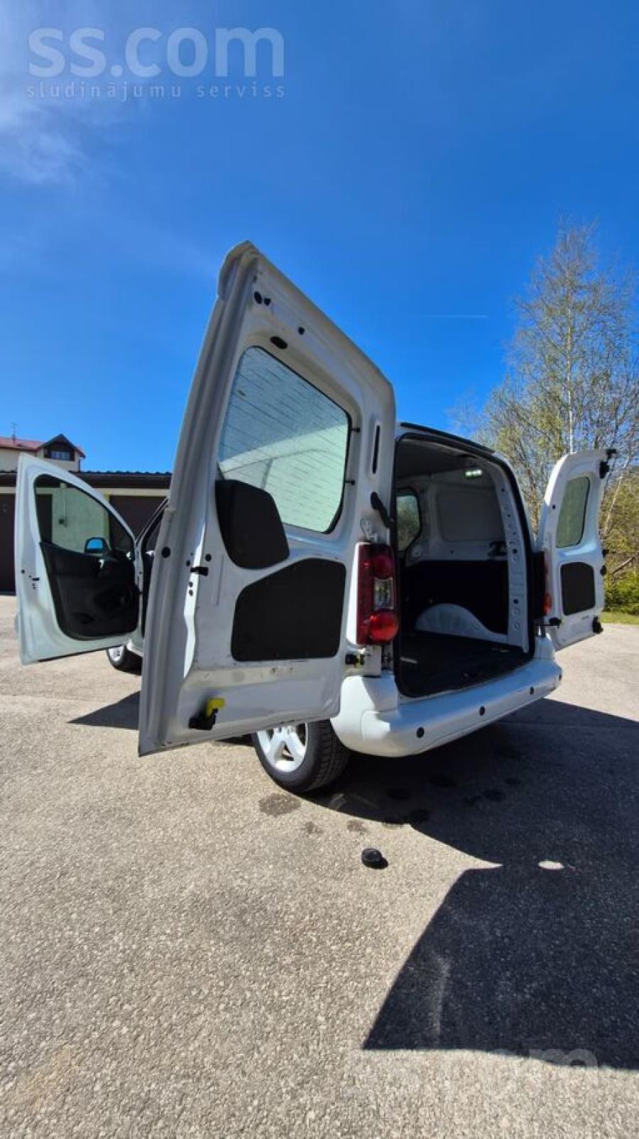White Citroen Berlingo 2017 in Riga, with an engine capacity of 1.50 L and mileage of 105 thousand km for 7300 €, photo 11 on AUTOMOTO.COM.LV