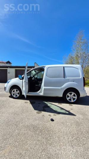 White Citroen Berlingo 2017 in Riga, with an engine capacity of 1.50 L and mileage of 105 thousand km for 7300 €, photo 13 on AUTOMOTO.COM.LV