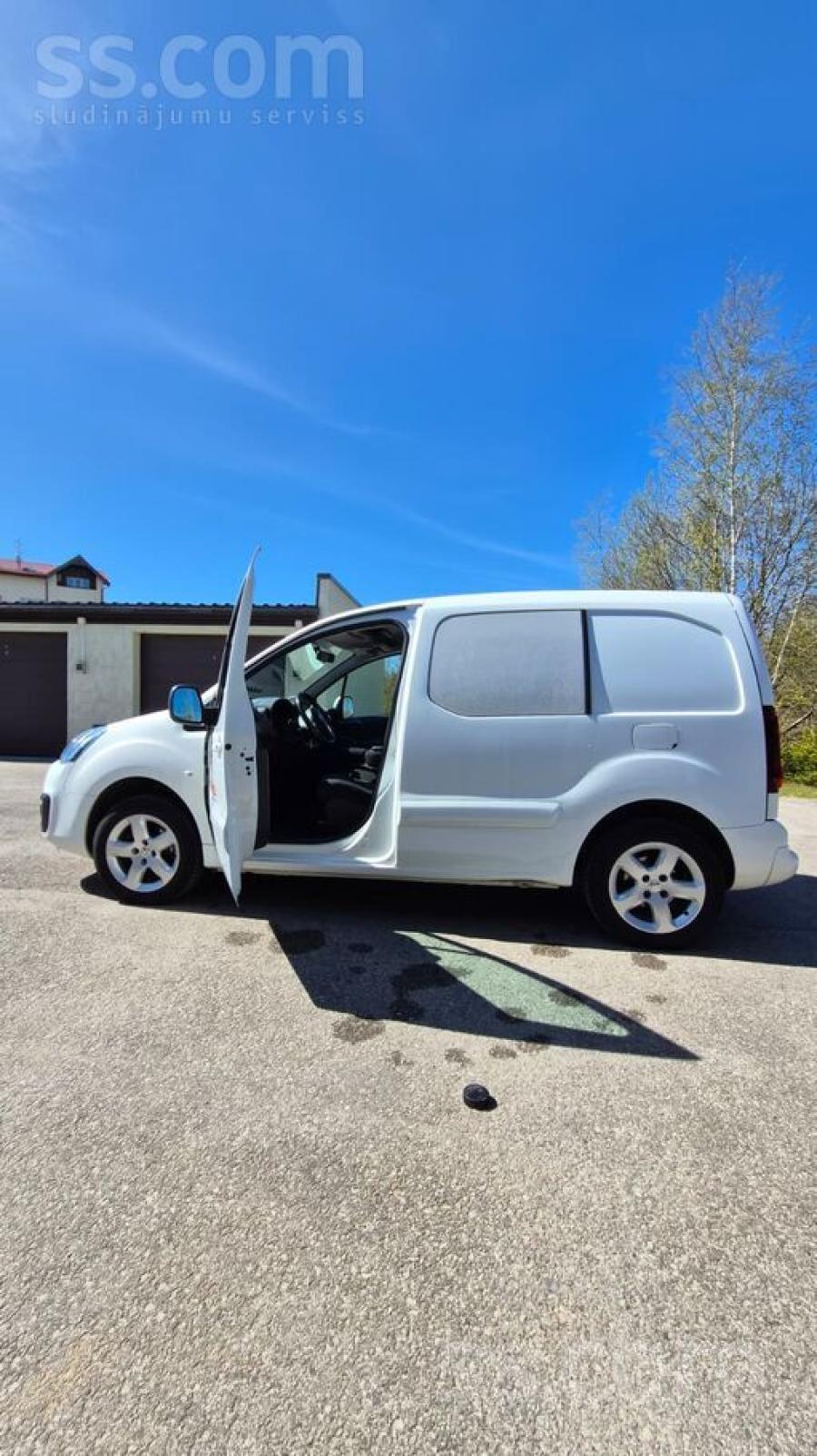 White Citroen Berlingo 2017 in Riga, with an engine capacity of 1.50 L and mileage of 105 thousand km for 7300 €, photo 13 on AUTOMOTO.COM.LV